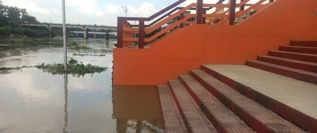 सई नदी का जल स्तर बढ़ने से घबराए लोग, पानी में डूबी सीढि़यां - People ...