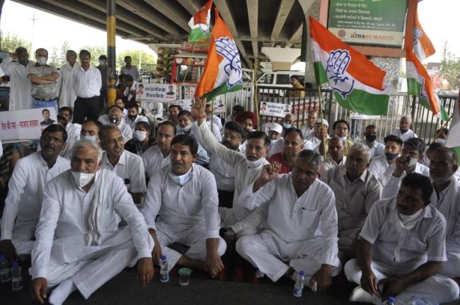 महंगाई के विरोध में कांग्रेसियों ने लघु सचिवालय के बाहर दिया धरना ...