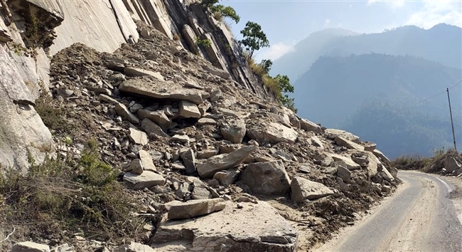 अल्मोड़ा जिले में 57 डेंजर जोन, पहाड़ के यात्रा करना खतरनाक - 57 danger ...