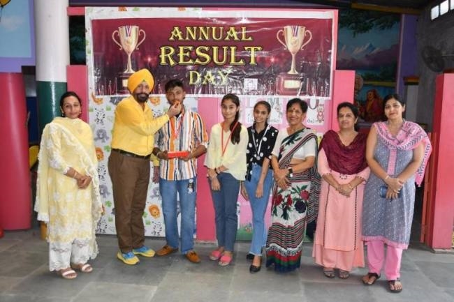 सन वैली स्कूल होनहार विद्यार्थी सम्मानित - Students of Sun Valley ...