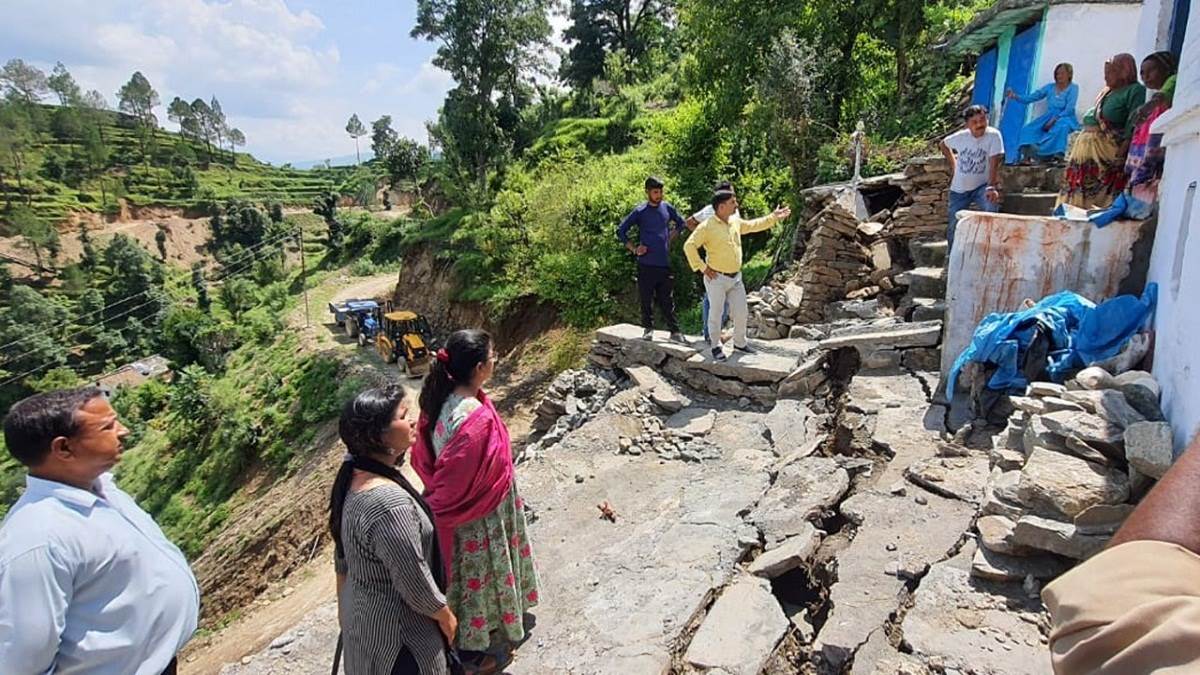 अल्मोड़ा में भूस्खलन से तीन मकान क्षतिग्रस्त 15 अन्य को भी खतरा परिवार ...