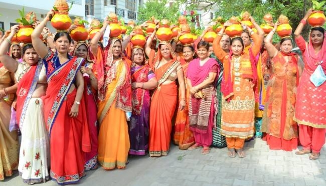 भागवत कथा से पहले निकाली कलश यात्रा