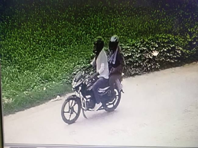 हेलमेट से छुपाया चेहरा, लुटेरे सीसीटीवी में कैद