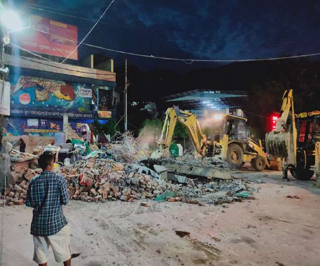 PICS: त्रिवेणी घाट में विवादित जूता घर पर चली जेसीबी, महापौर ने एमडीडीए ...