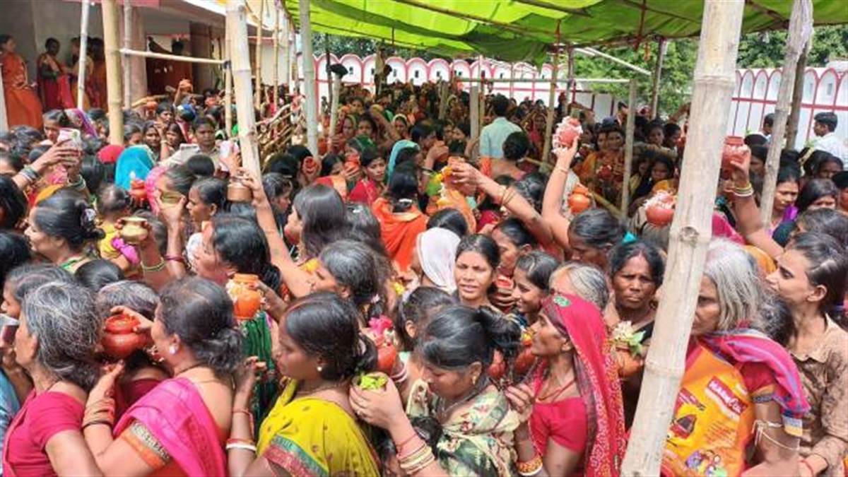 सावन के अंतिम रविवार को देकुली धाम में एक लाख लोगों ने किया जलाभिषेक ...