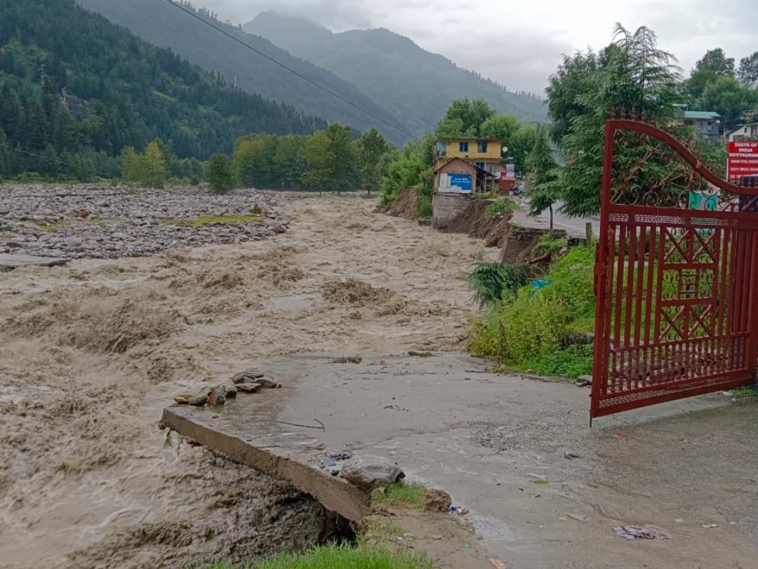 Manali Flood: ब्‍यास नदी में बाढ़ से बहाव हाईवे की ओर मुड़ा, किनारे के ...