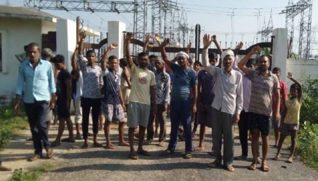 कठिका पारेषण केंद्र में ग्रामीणों का हंगामा - Uproar by villagers in ...