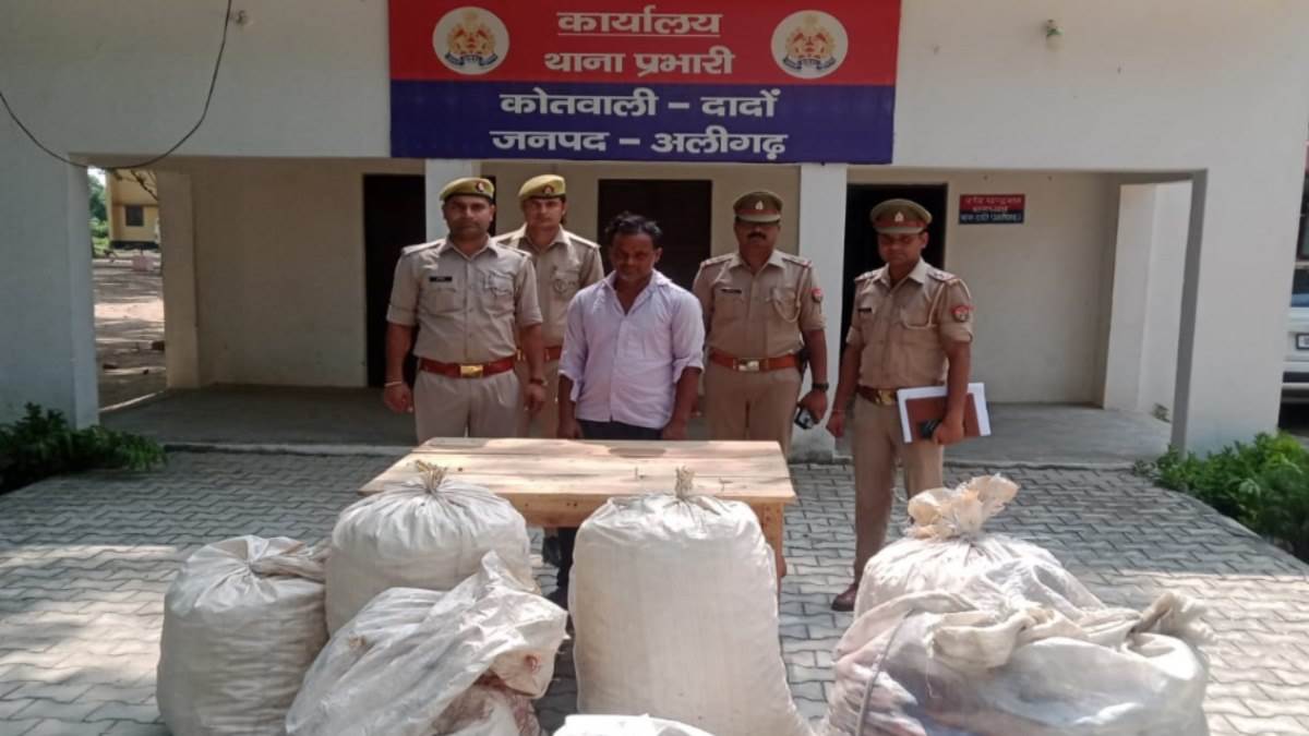 Arrested with Explosives: अलीगढ़ में भारी मात्रा में विस्फोटक के साथ एक ...