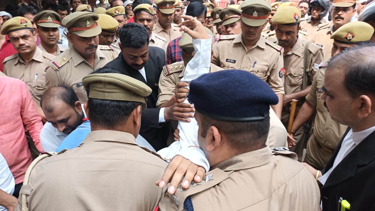 वाराणसी पेशी के लिए आए घोसी के सांसद अतुल राय बेहोश होकर गिर पड़े, टांग ...