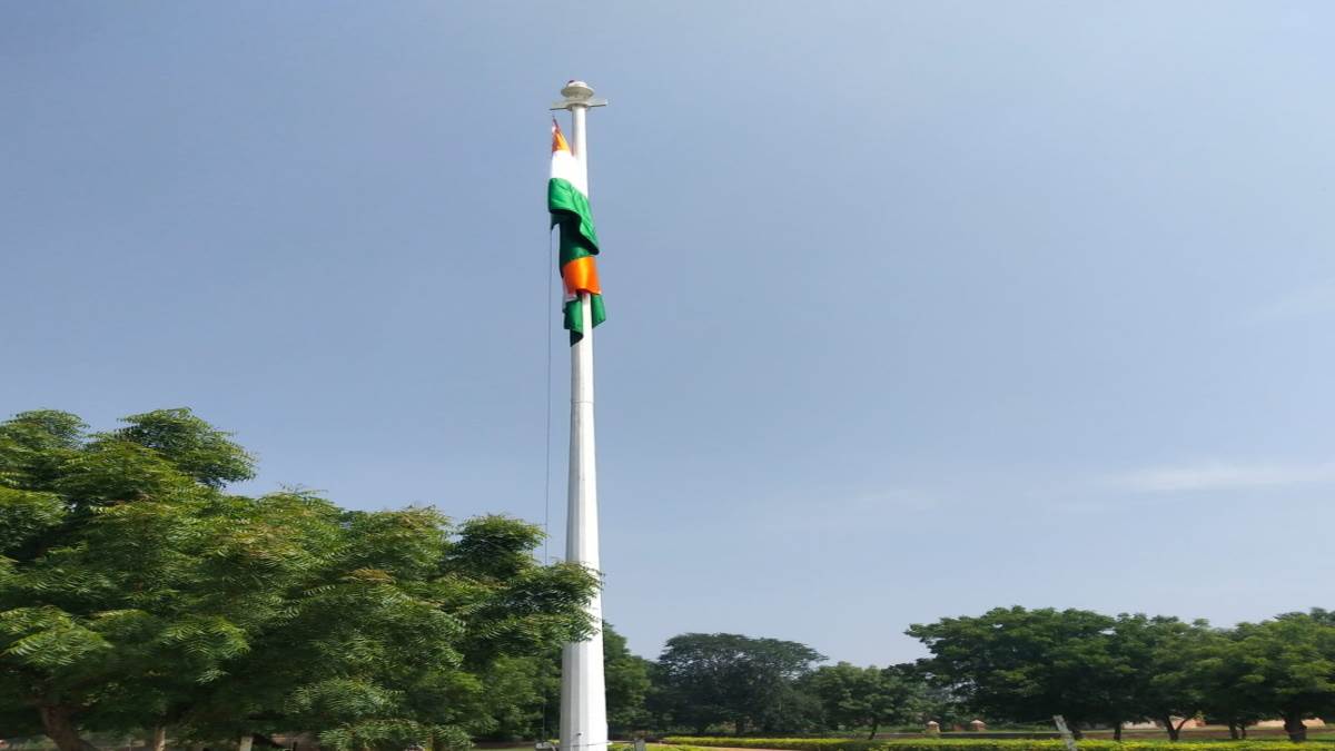 आगरा के दो और स्मारकाें में लहराया राष्ट्रीय ध्वज 50 फीट की है ऊंचाई ...
