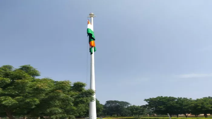 आगरा के दो और स्मारकाें में लहराया राष्ट्रीय ध्वज, 50 फीट की है ऊंचाई ...