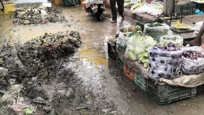 उफ! ये गंदगी... सब्जी मंडी में बिक रही बीमारी, आम आदमी अनजान; रोजाना ...
