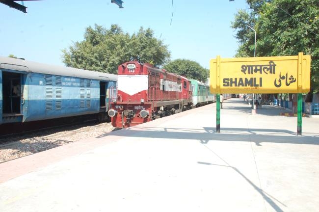 पैसेंजर ट्रेन में खराबी, यात्री हुए परेशान - train stop due to ...