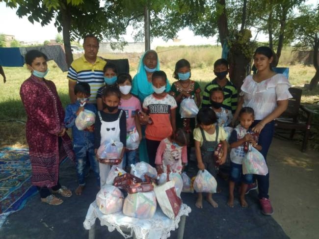 झुग्गी झोपड़ियों में खाद्य सामग्री बांटी गई - Food items distributed in ...