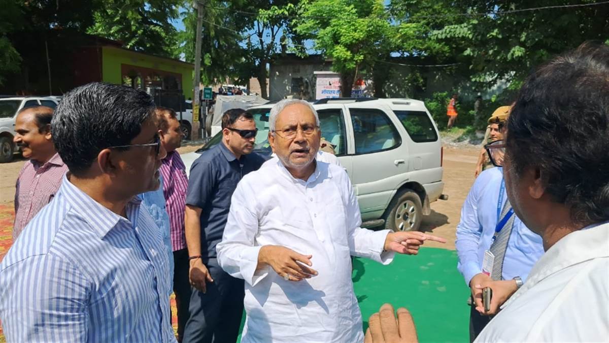 लोकनायक जेपी की पुण्यतिथि पर बलिया के सिताबदियारा पहुंचे बिहार के सीएम ...