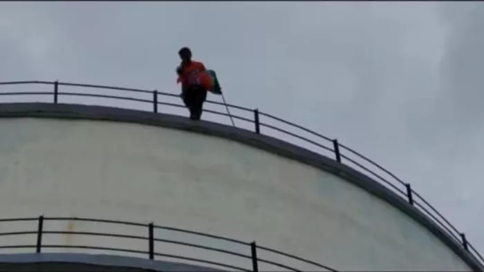 हरदोई में पानी की टंकी पर चढ़कर युवक ने मचाया उत्पात, पिता पर लगाया ...