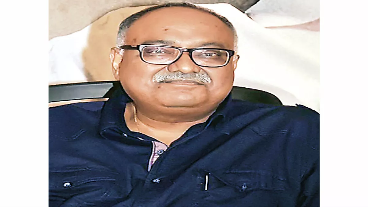 जब चि‍लचिलाती धूप में पटरी पर ही कुर्सी डालकर बैठ गए अमिताभ - production manager pradeep sarkar ...