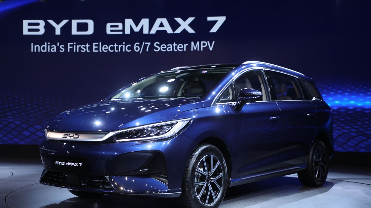 Toyota Innova Hycross को चुनौती देने BYD ने लॉन्‍च की eMAX7 इलेक्ट्रिक ...