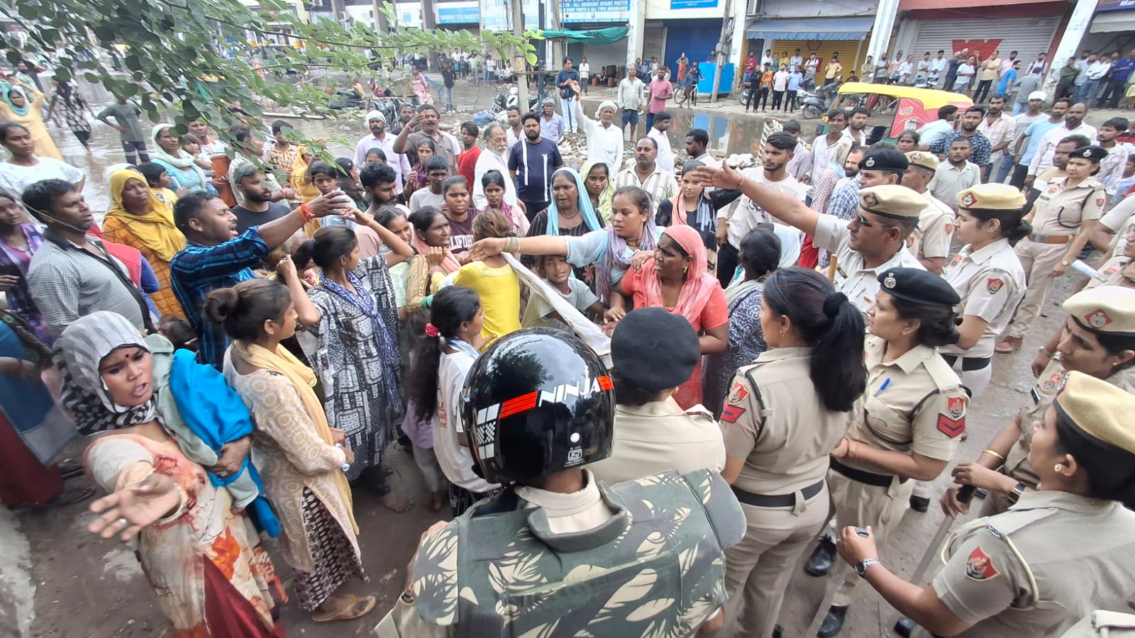 गुरुग्राम में बुलडोजर लेकर झुग्गियां हटाने पहुंचे डीटीपी बाठ, तोड़फोड़ ...
