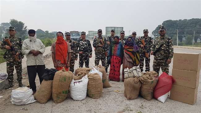 तस्‍करी के सामान के साथ दो महिलाओं समेत चार गिरफ्तार Gorakhpur News ...