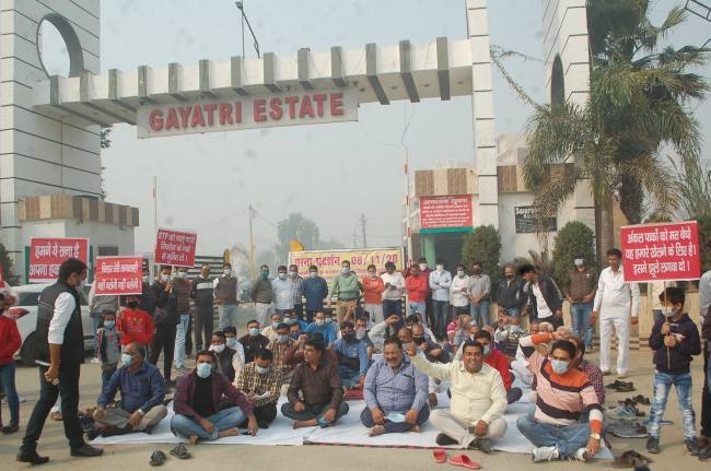 कालोनी में सुविधाएं न होने पर बिल्डर के विरुद्ध मोर्चा - Gayatri estate ...
