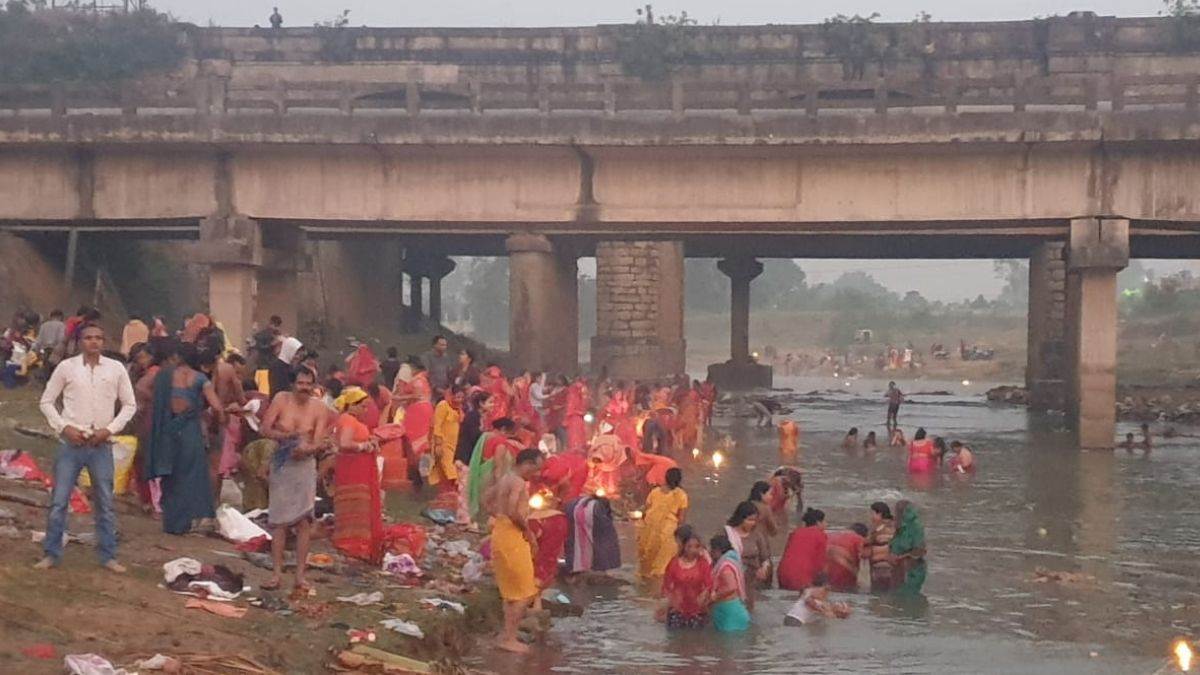 Kartik Purnima 2022: स्वर्णरेखा नदी के घाट पर उमड़ी श्रद्धालुओं की भीड़ ...