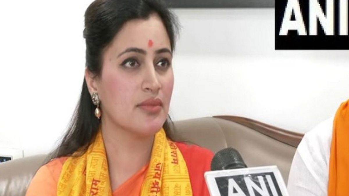 सांसद नवनीत राणा और उनके पिता के खिलाफ गैर-जमानती वारंट जारी, फर्जी ...