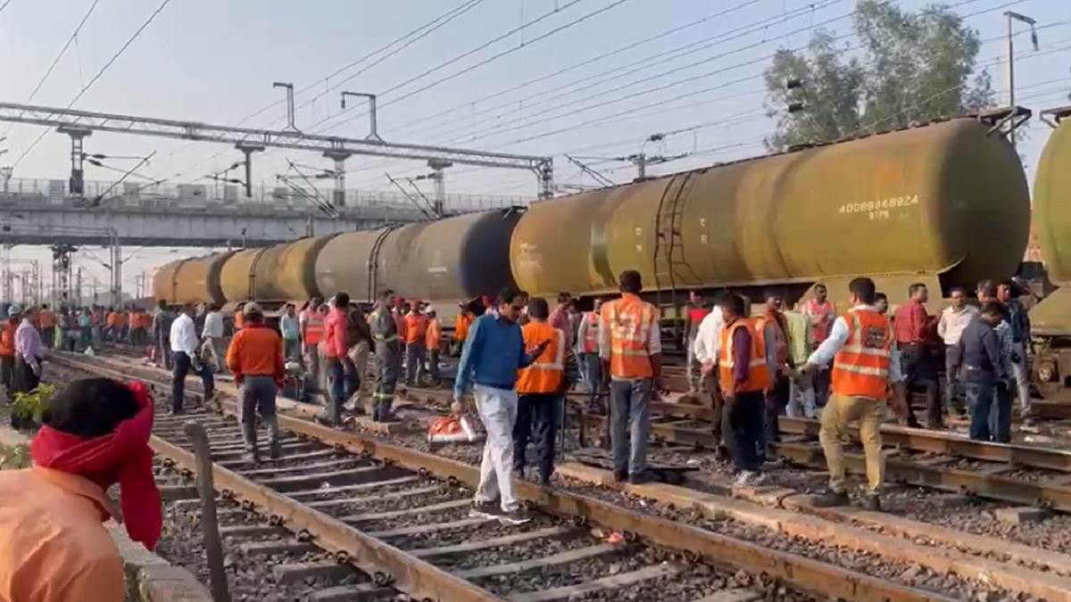 Goods Train Derail In Jhansi: झांसी-कानपुर रेलवे ट्रैक पर मालगाड़ी के ...