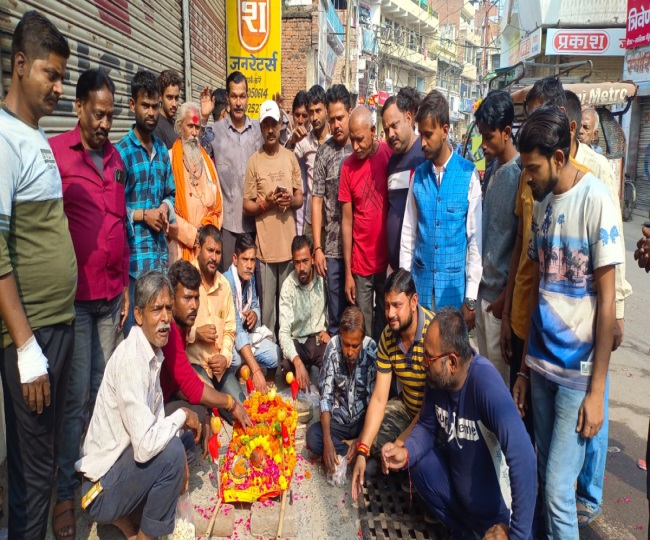 सजाई अंतिम सेज...बंदर का शव रख चढ़ाया माला-फूल, गाजे-बाजे के साथ ...