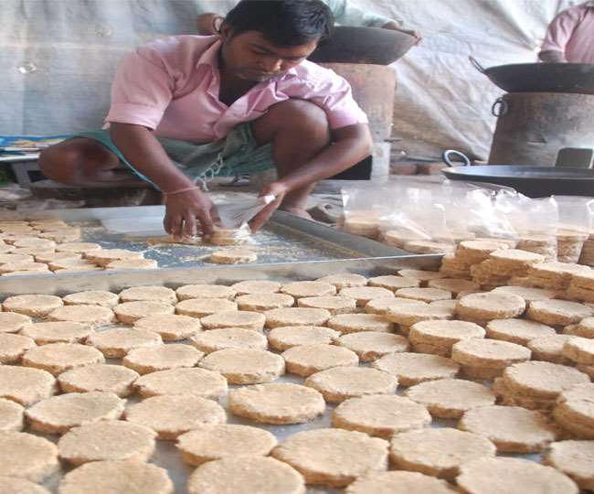 धनबाद के बाजारों में फैलने लगी तिलकुट की सौंधी खुशबू, चीनी व गुड़ से ...