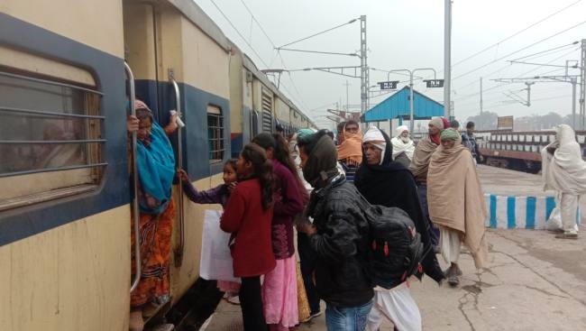 ट्रेनों की लेटलतीफी से यात्री हलकान