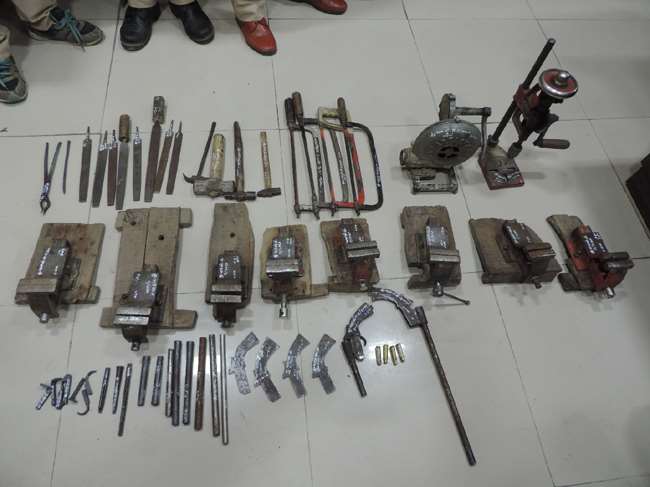 दियारा इलाके से आठ मिनी गन फैक्ट्री पकड़ी गई, पांच गिरफ्तार Munger News ...