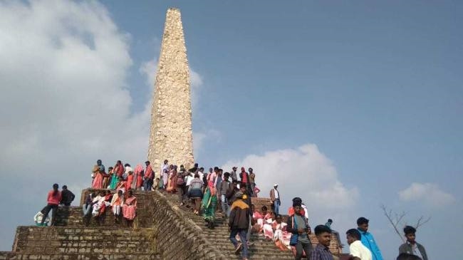 शहादत दिवस पर डोंबारी बुरु में कृतज्ञ लोगों ने दी शहीदों को श्रद्धांजलि ...