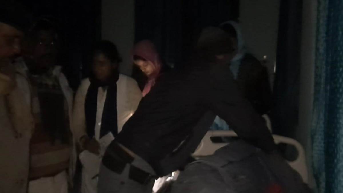 Supaul News: अस्पताल में दर्द से तड़प रहा था युवक, तभी चली गई लाइट, मोबाइल फ्लैश लाइट में करनी ...