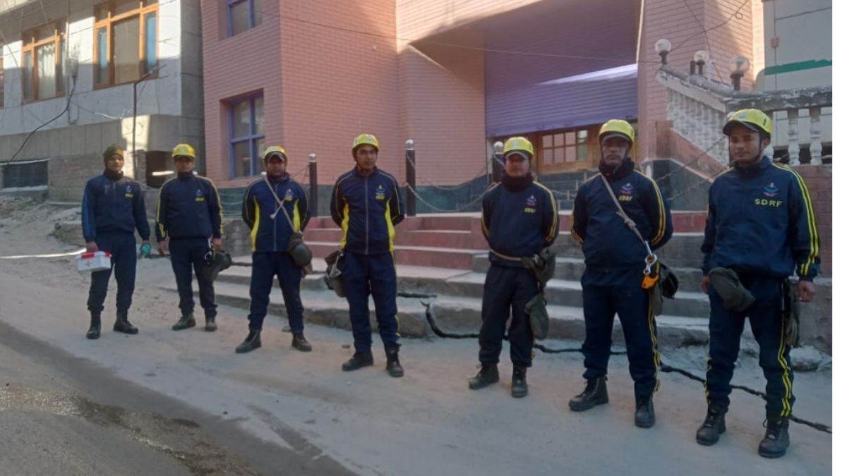 Joshimath : जोशीमठ में एसडीआरएफ, नागरिक पुलिस, फायर ब्रिगेड व पीएसी ...