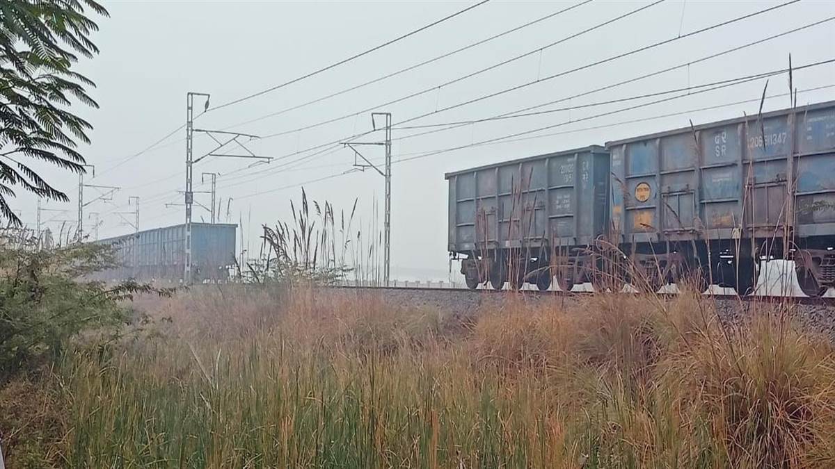 Indian Railway IRCTC: चलते चलते दो हिस्सों में बंटी मालगाड़ी, लोको ...