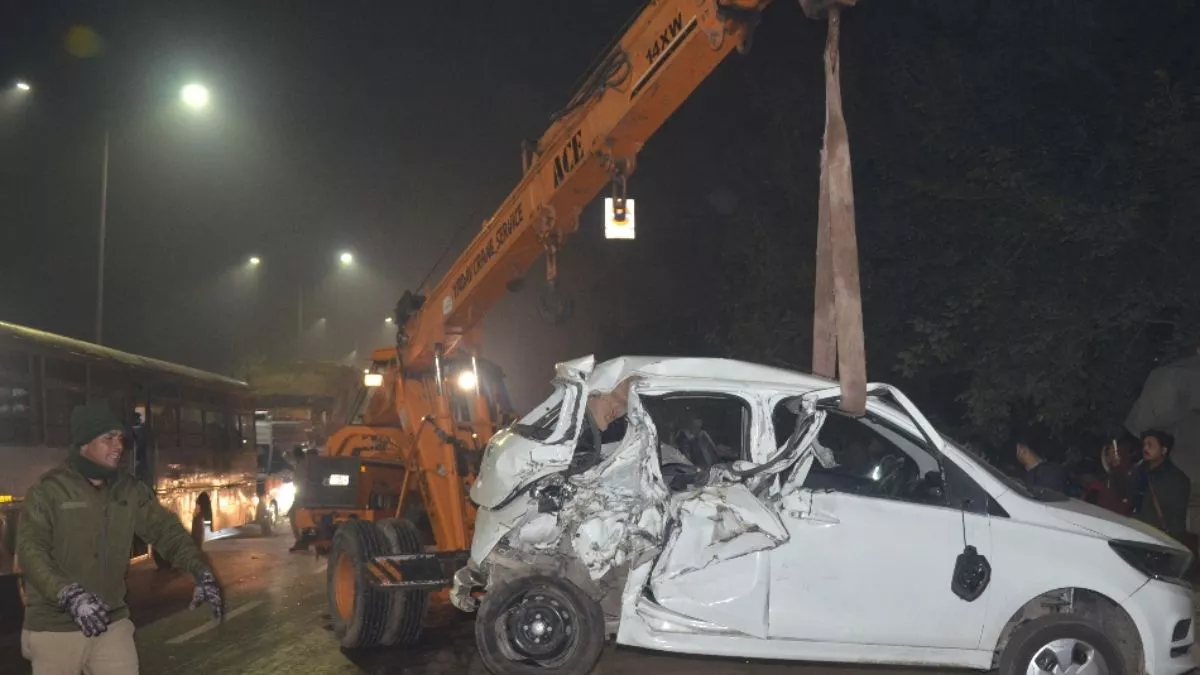 Agra Accident: हाईवे पर कंटेनर चालक ने नशे में 18 वाहनों को रौंदा, तीन की मौत; आधा घंटे मची रही ...