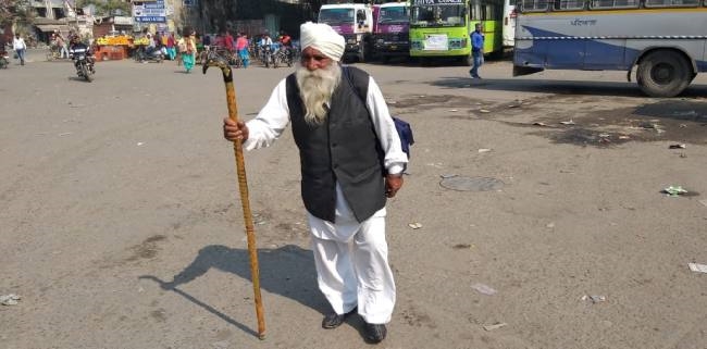 बटाला के बस स्टैंड में व्हीलचेयर नहीं, दिव्यांगों और बुजुर्गो को लाठी ...