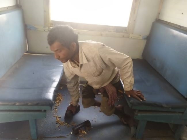 प्लेटफार्म नहीं, स्टेशन मास्टर के कमरे की शान बनीं व्हीलचेयर और ...