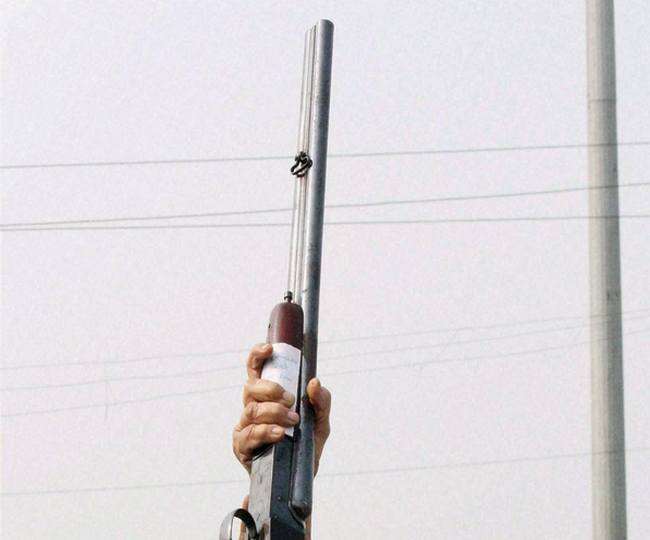 हथियार से लैस शिवसेना नेता की फोटो वायरल, भाजपा नेता ने दी शिकायत ...