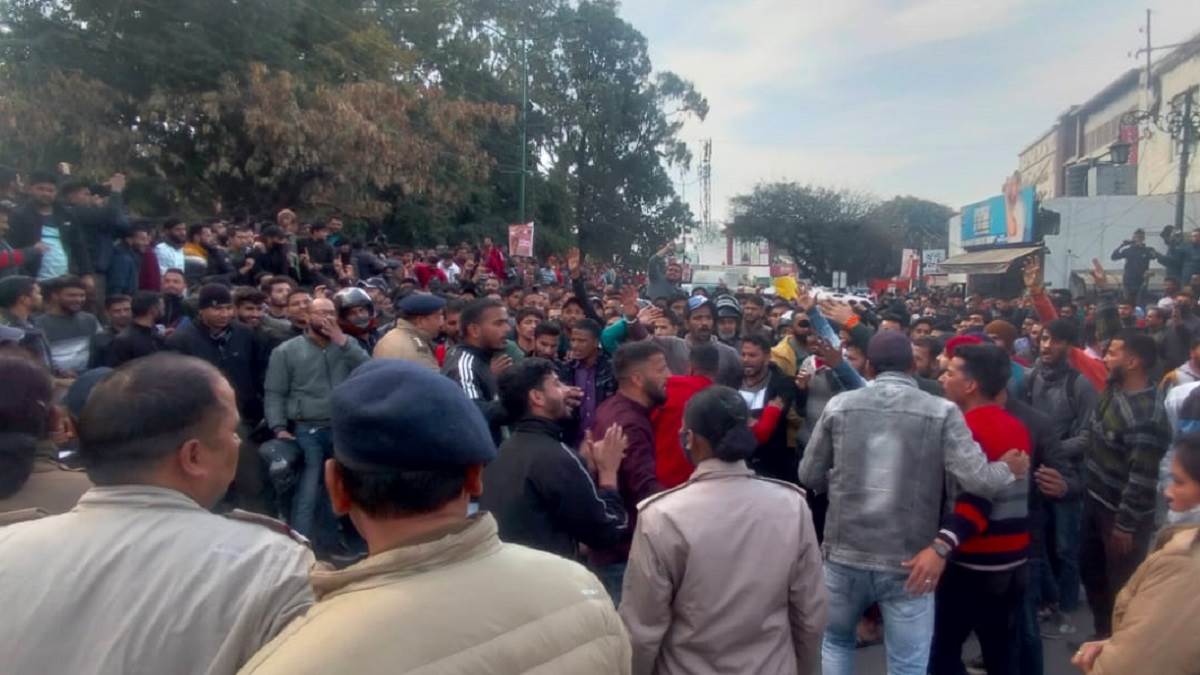 उत्तराखंड: सरकारी भर्ती में धांधलियों के विरोध में सड़कों पर उतरे छात्र ...