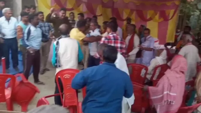 मुजफ्फरपुर में सकरा विधायक के साथ मारपीट, भीड़ ने भी कर दी आरोपित की ...