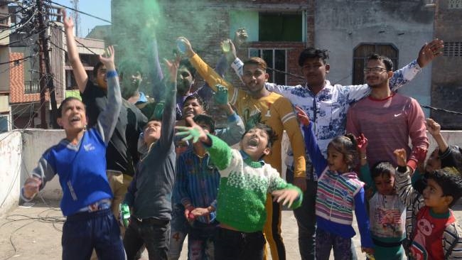 हर ओर छाई होली की मस्ती, उड़ने लगे रंग-गुलाल - holi celebrating in ...