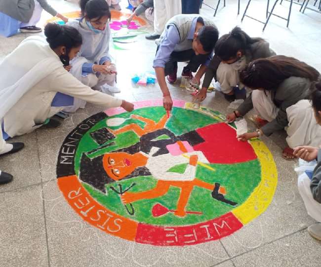 रंगोली प्रतियोगिता में रुपिल की टीम ने मारी बाजी - Rupil team wins in ...