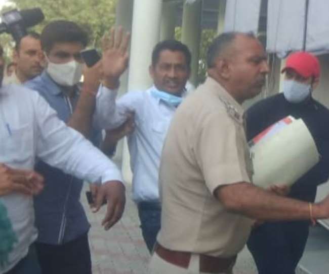 रॉकी मित्तल को लेकर कैथल पहुंची पुलिस, थाना घेरने पहुंचे मंडी आढ़ती ...