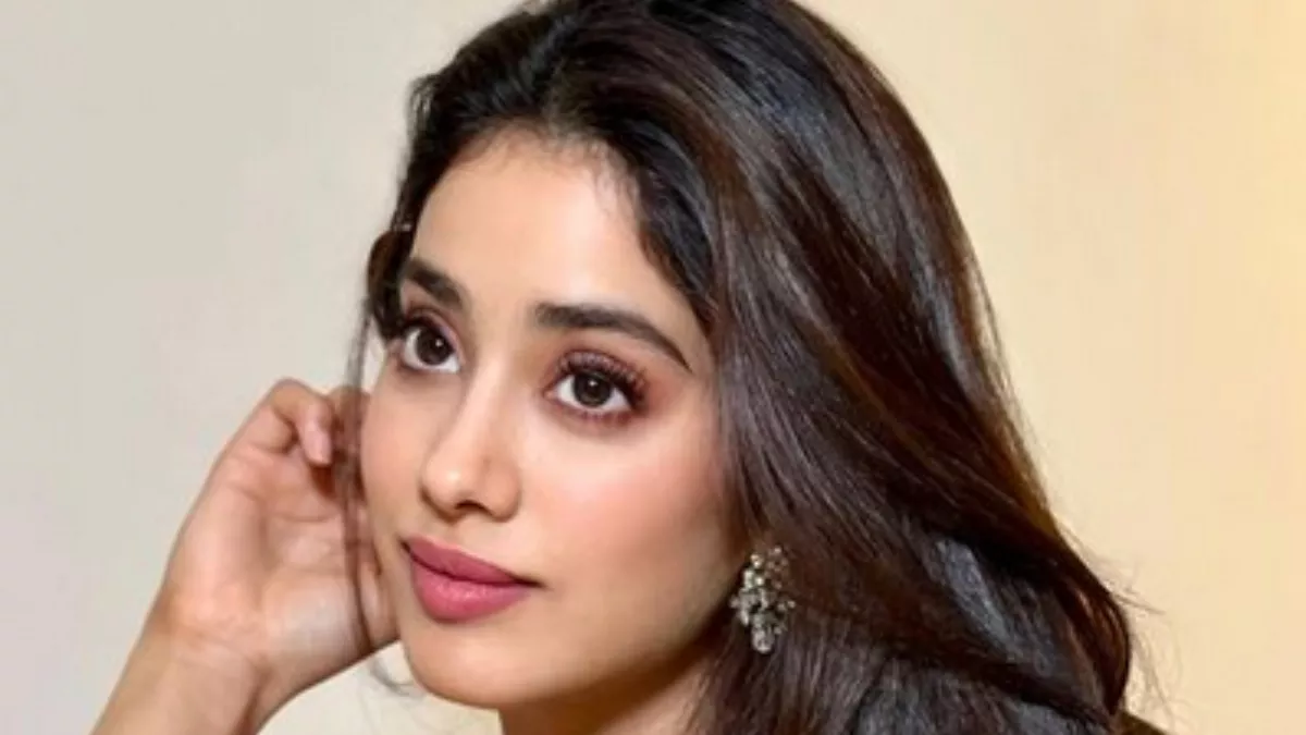 Janhvi Kapoor: बिना ब्लाउज पहने ही जाह्नवी ने साड़ी में कराया बोल्ड फोटोशूट, तस्वीरें देख छूटे ...