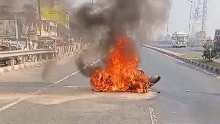 Hajipur News: दर्दनाक सड़क हादसा, डिवाइडर से टकराई बुलेट धू-धूकर जली ...