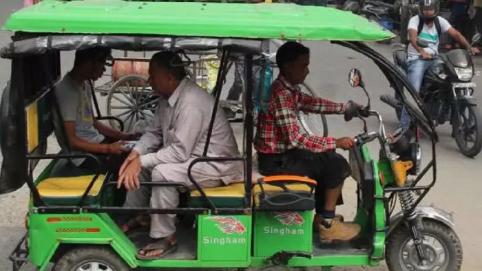 दिल्ली में 10 साल की बच्ची को ई-रिक्शा ने कुचला, घर के बाहर खेल रही थी ...
