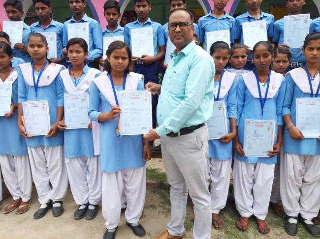 विदाई समारोह में छात्र-छात्राओं को दिया गया उत्तीर्णता प्रमाणपत्र