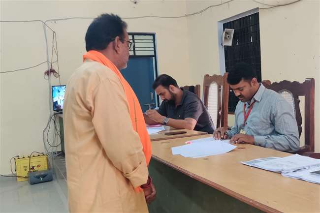 Azamgarh-Mau MLC Election 2022 : एमएलसी चुनाव के लिए 24 बूथों पर 98.42 फीसद मतदान - Azamgarh Mau ...